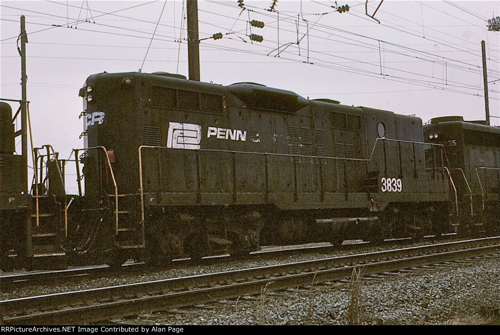 CR GP30 2235, GP9B 3839, and GP30 2221 roll light under the wires